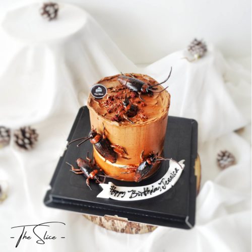 These Fondant-made Lizard & Cockroach Cakes Are Disgustingly Realistic