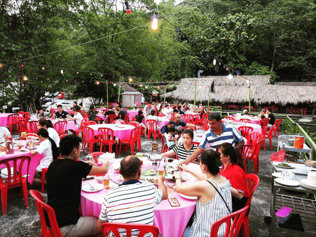 Veg Fish Farm Thai Restaurant: Get Thai Food Served From Speedboats