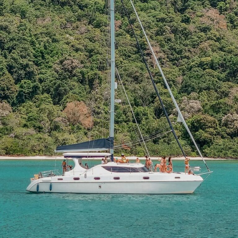Manta Blu Cruises: Luxe Yacht Cruise With Free-flow Drinks In Langkawi