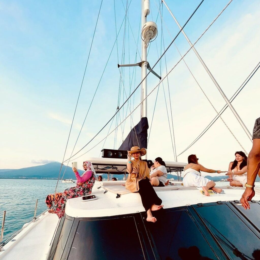 Manta Blu Cruises: Luxe Yacht Cruise With Free-flow Drinks In Langkawi