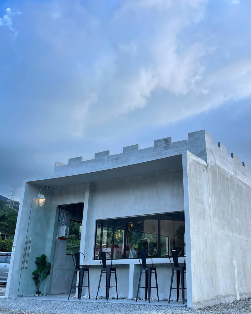 1Heart Maze Cafe: Sabah Cafe With A Heart-shaped Maze & Pink Walls