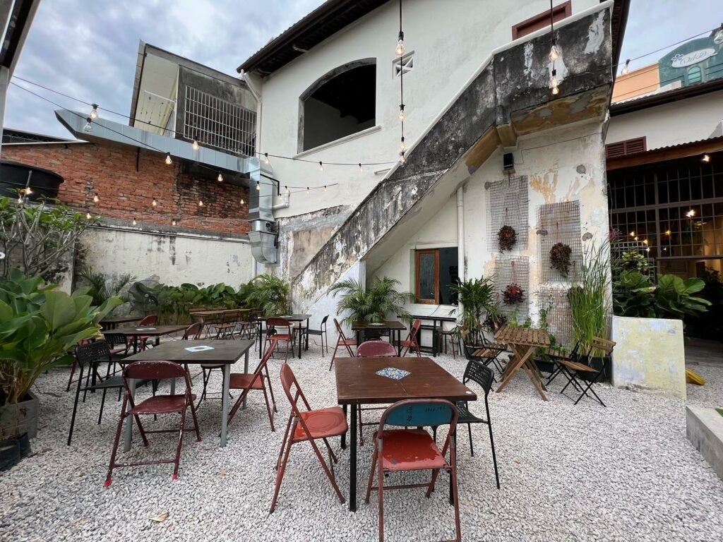 Bite Of Life In Melaka Has Al Fresco Dining & Cheesecake Doughnuts