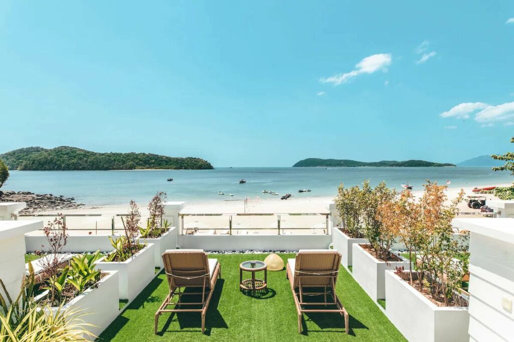 Dash Resort Langkawi Has A Swim-up Bar & Private Jacuzzis