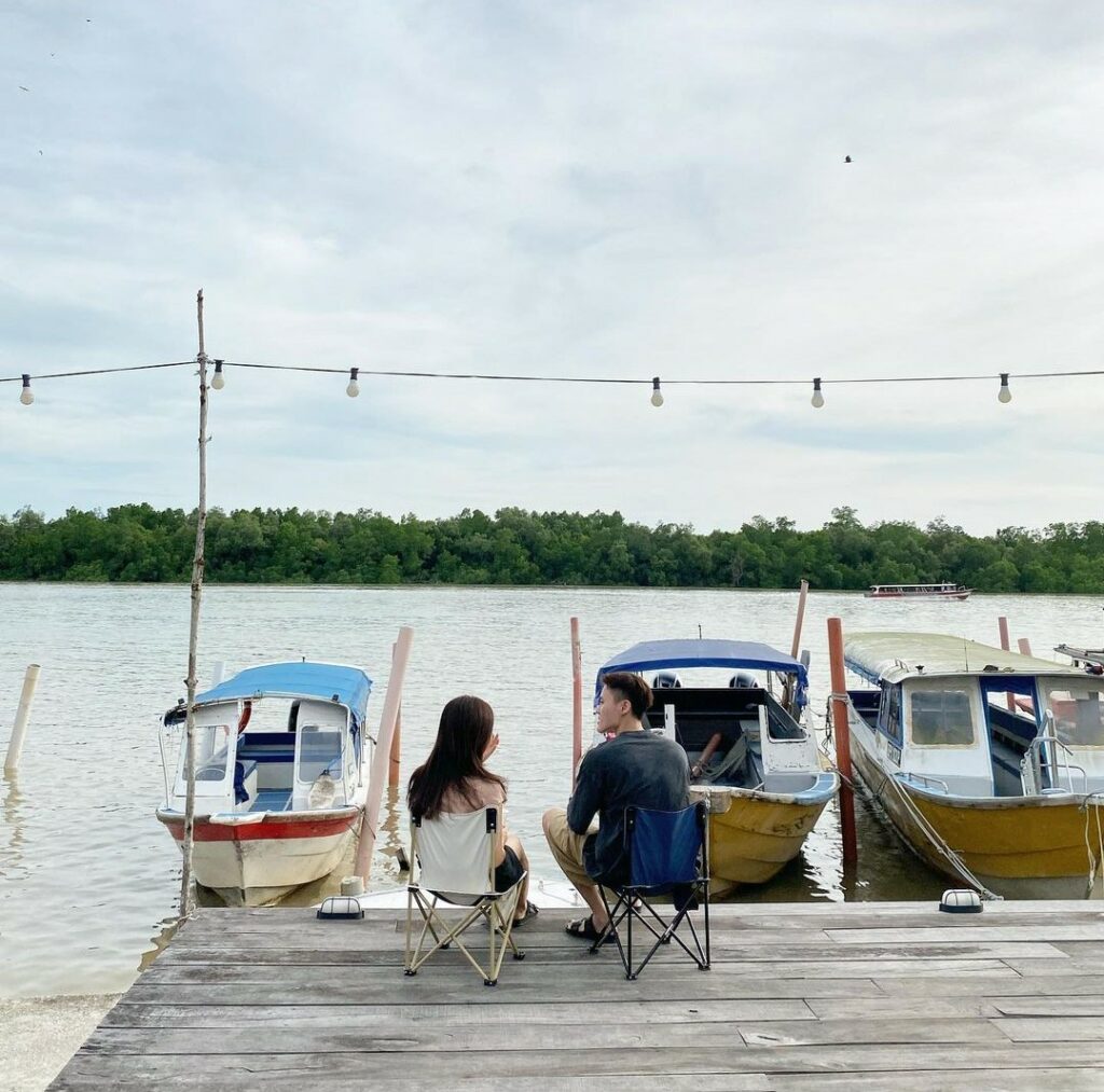 Route Five Cafe: Riverside Cafe With A Deck That Serves Waffles & Lattes