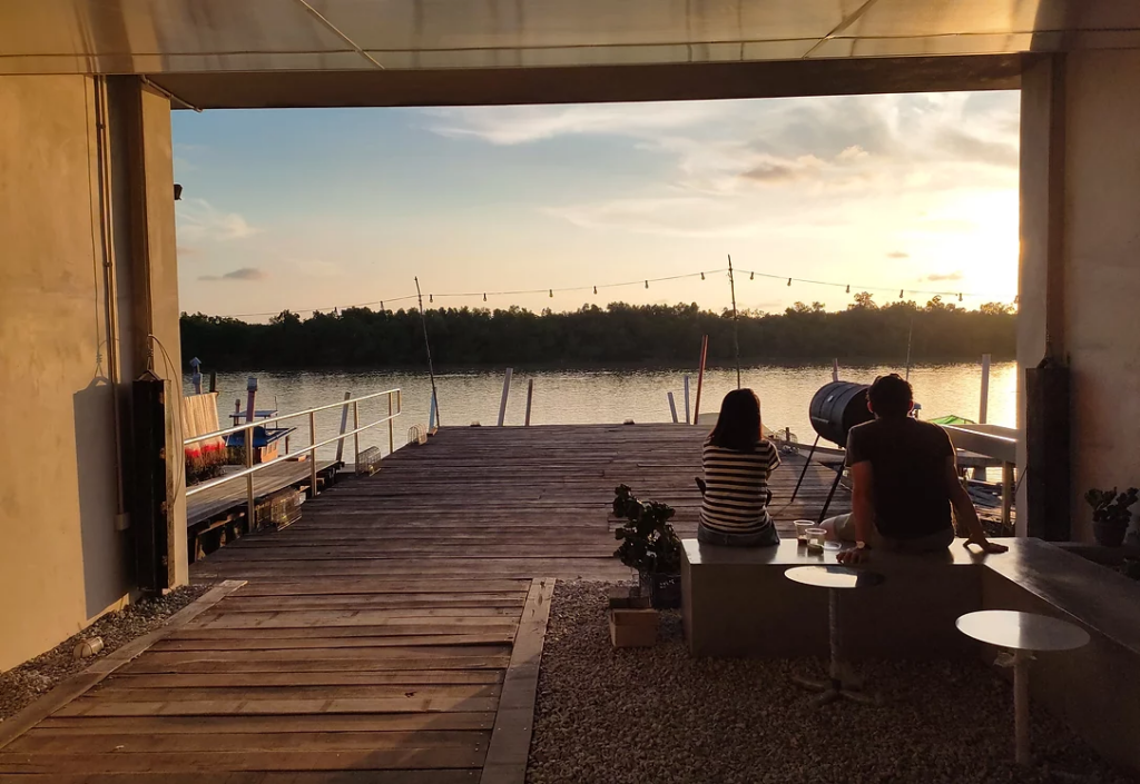 Route Five Cafe: Riverside Cafe With A Deck That Serves Waffles & Lattes