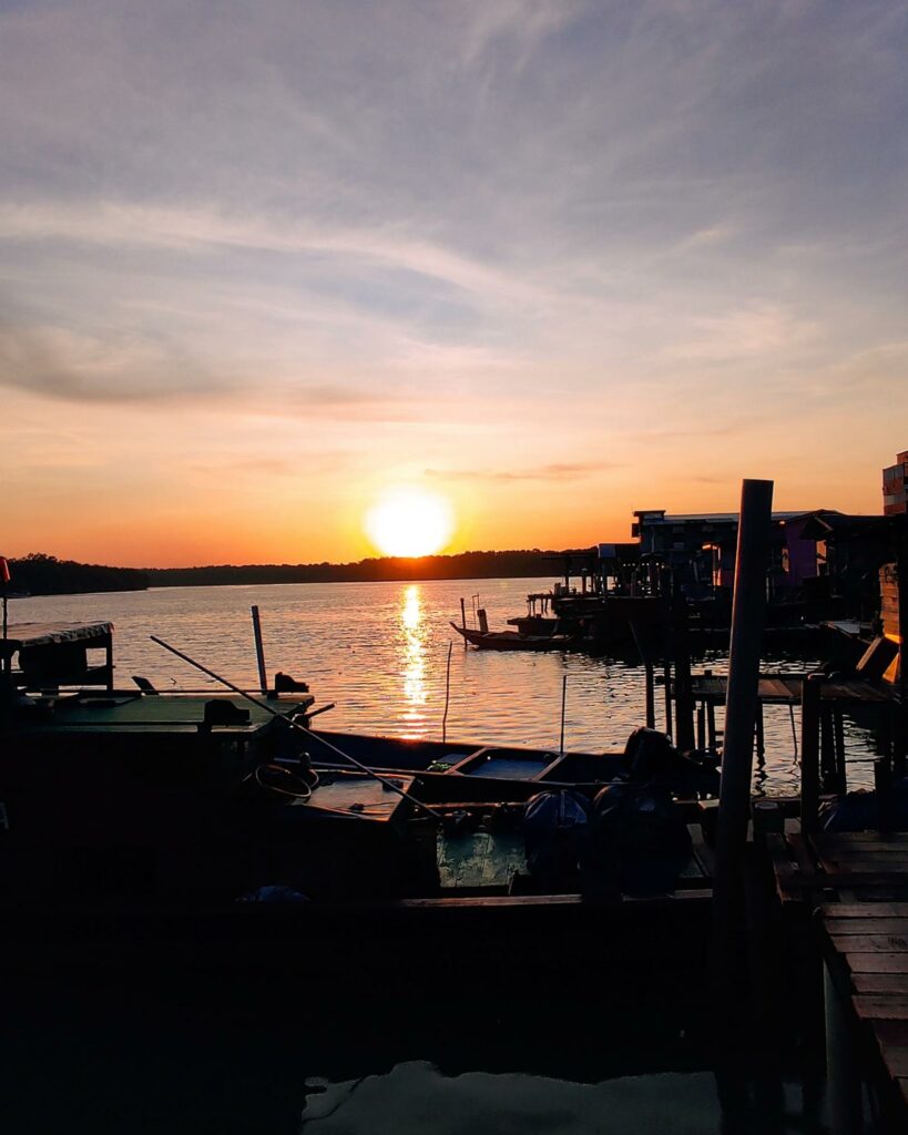 Route Five Cafe: Riverside Cafe With A Deck That Serves Waffles & Lattes