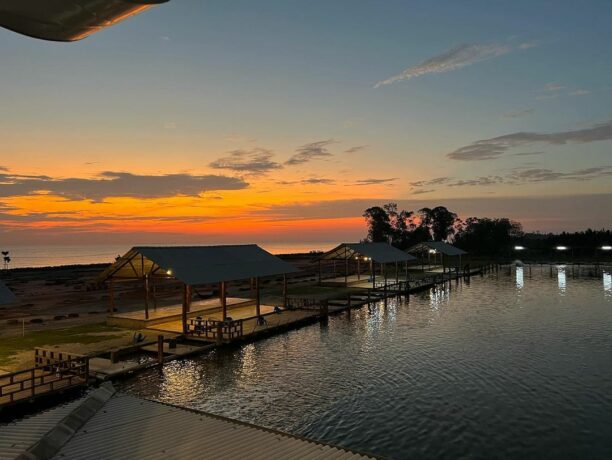 Tomisstan Is A Beachside Cafe In Johor That Lets You Dine By The Sea