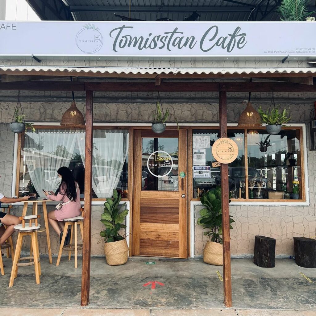Tomisstan Is A Beachside Cafe In Johor That Lets You Dine By The Sea