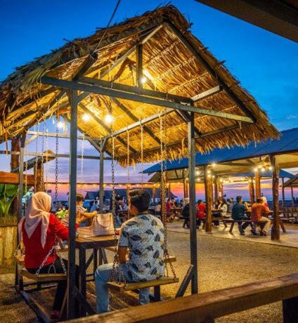 Tomisstan Is A Beachside Cafe In Johor That Lets You Dine By The Sea