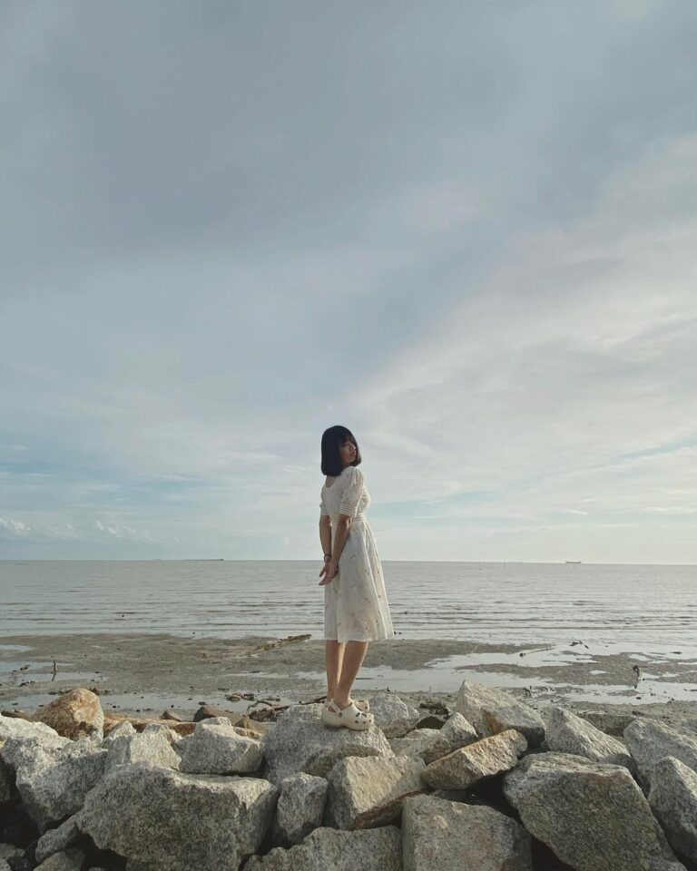 Tomisstan Is A Beachside Cafe In Johor That Lets You Dine By The Sea