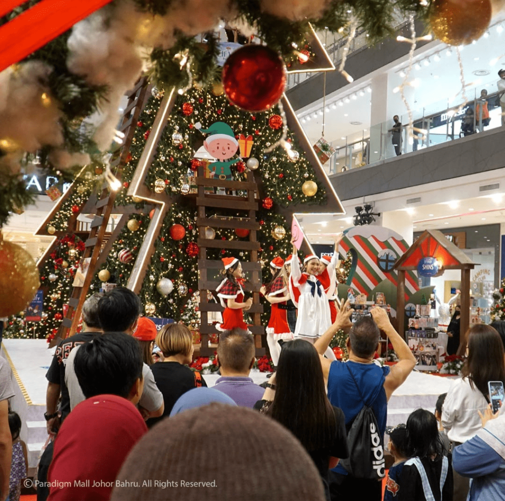 Paradigm Mall Johor Bahru Has Snowfall Seshs For A White Christmas