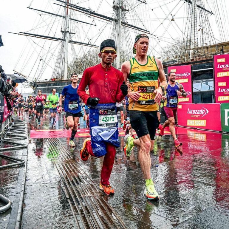 M’sian Man Runs London Marathon In Baju Melayu & Sets A World Record