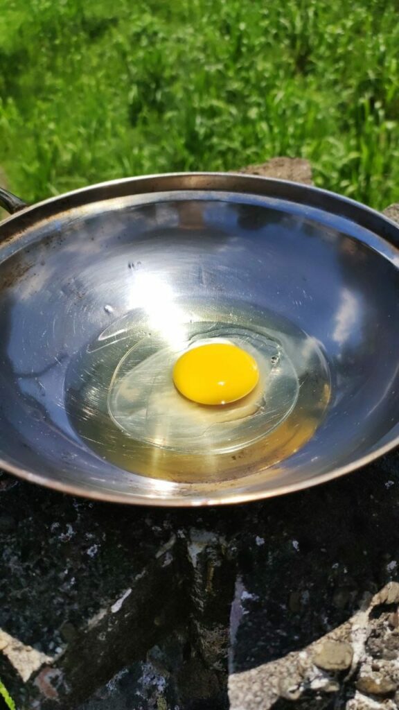 Woman Fries An Egg Under The Sun, Shows How Hot The Weather Is