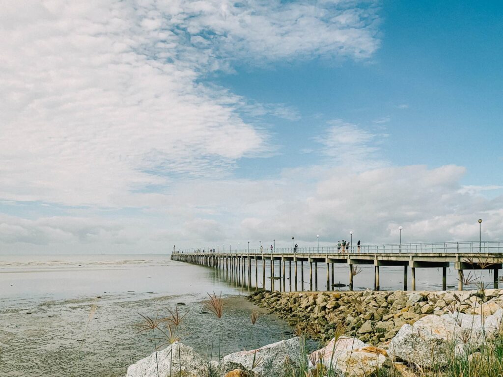 10 Things To Do In Tanjung Sepat Like A IG-Worthy Bridge & Seafood BKT