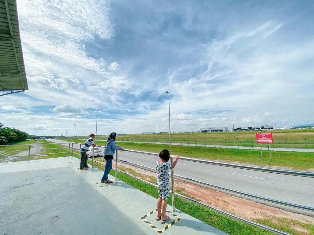 Anjung Spotter: Watch Planes Take Off At KLIA For Free